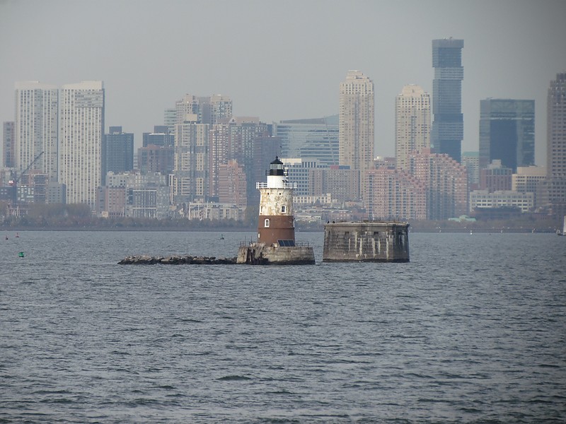Robbins Reef Light