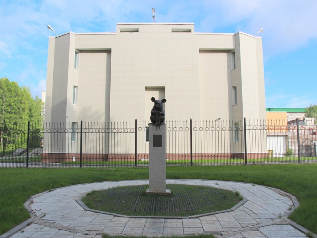 Monument to the laboratory mouse "The Mouse knitting a DNA double helix ...