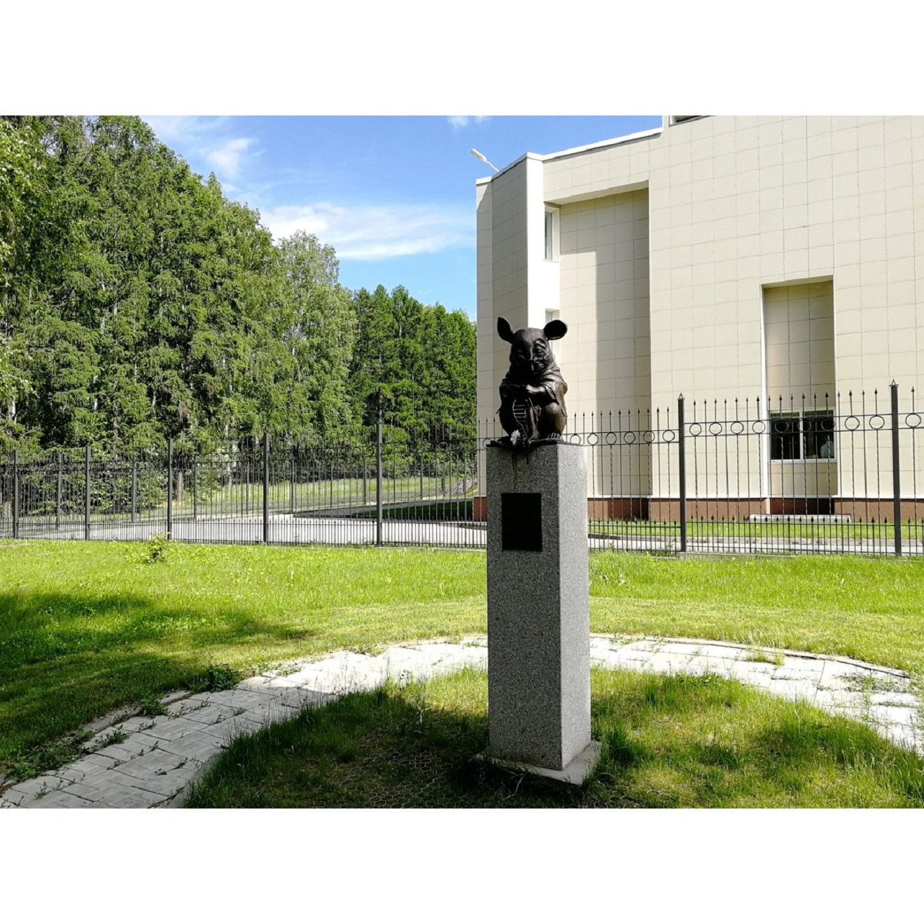 Monument to the laboratory mouse "The Mouse knitting a DNA double helix ...