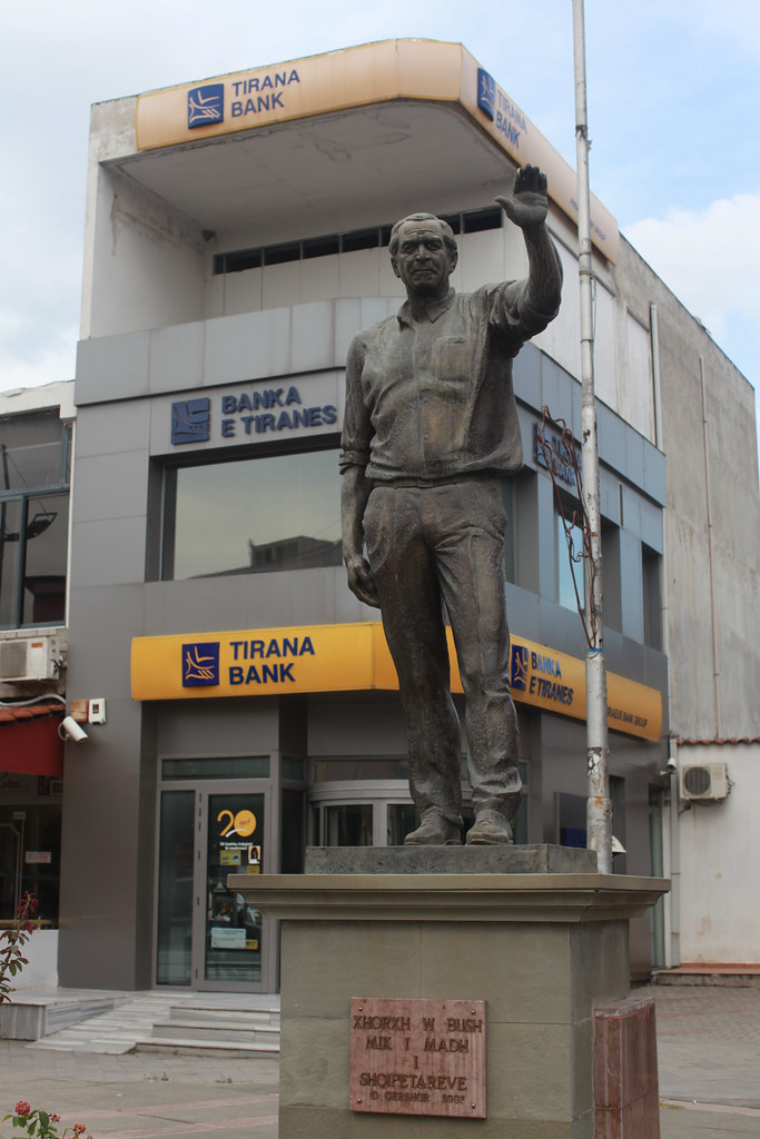 George W. Bush statue - Fushë - Krujë