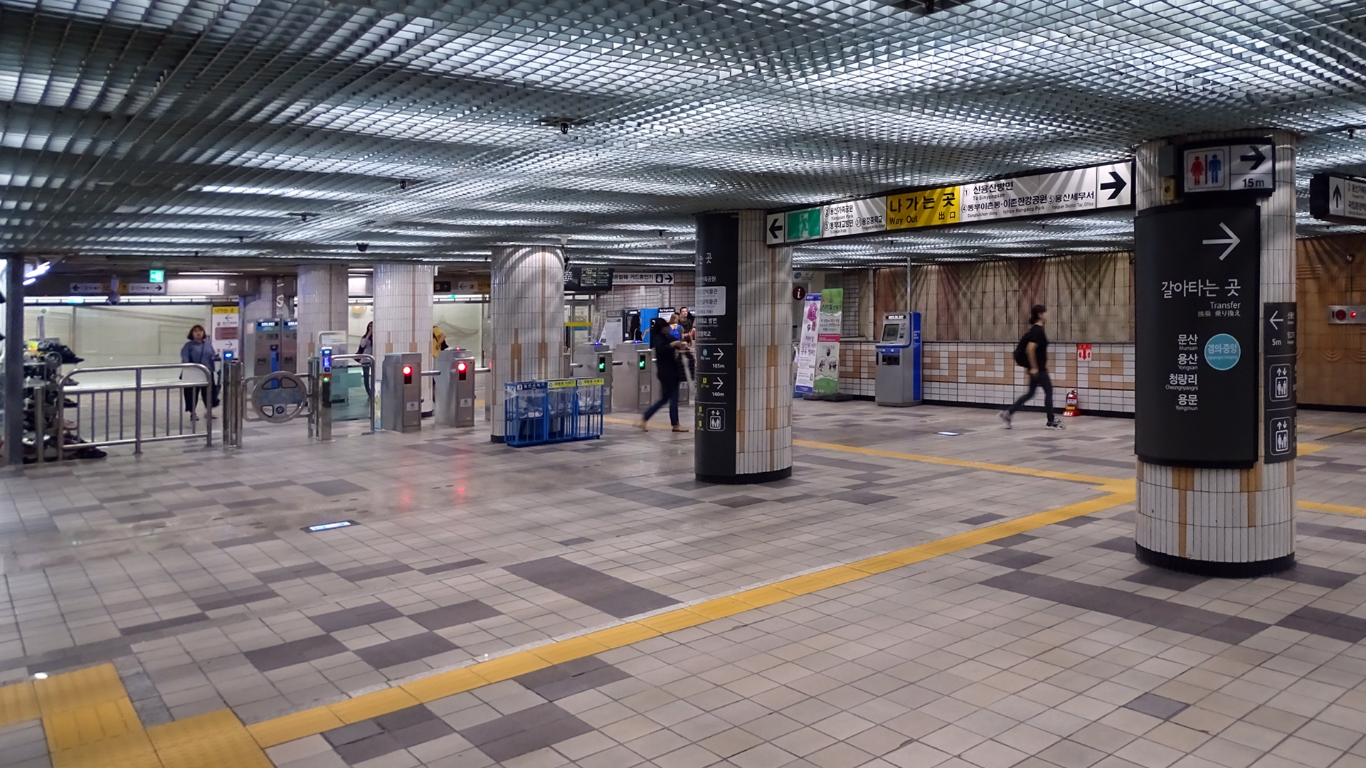 Ichon Station (Seoul Subway Line 4 and Jungang Line) - Seoul