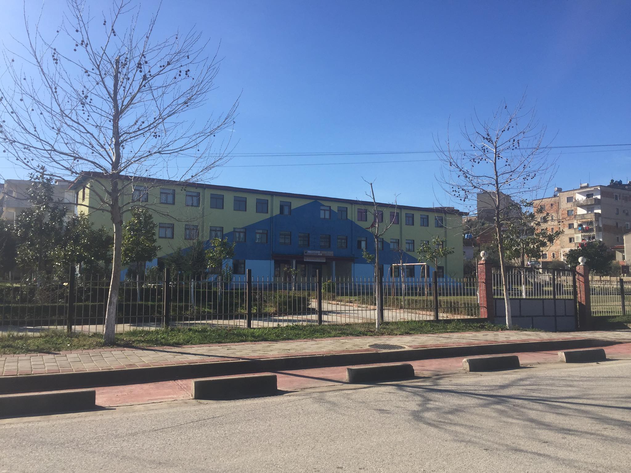 Shkolla e Mesme "Hekuran Maneku" - Patos