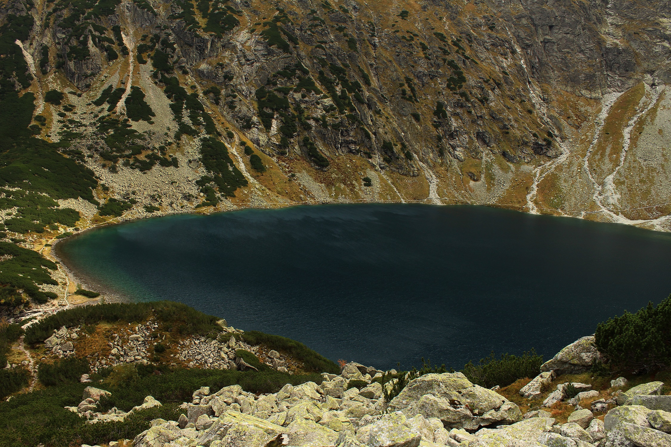 Czarny Staw pod Rysami (pol. Black Lake below Mount Rysy) - Brzegi