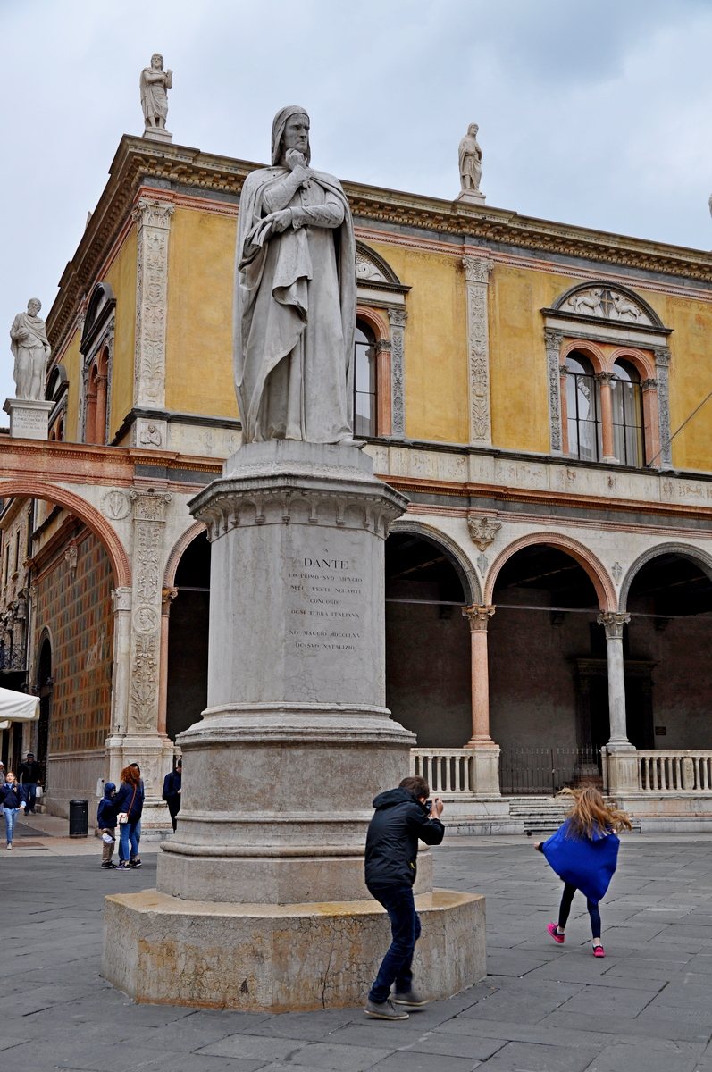 Statue of Dante Alighieri