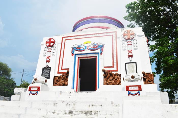 Mausoleum of the Veterans of the Revolution - Manila