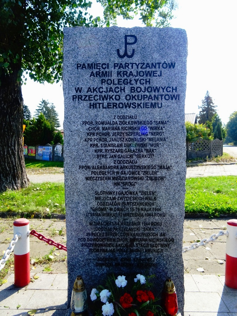 Pomnik - Słotwiny