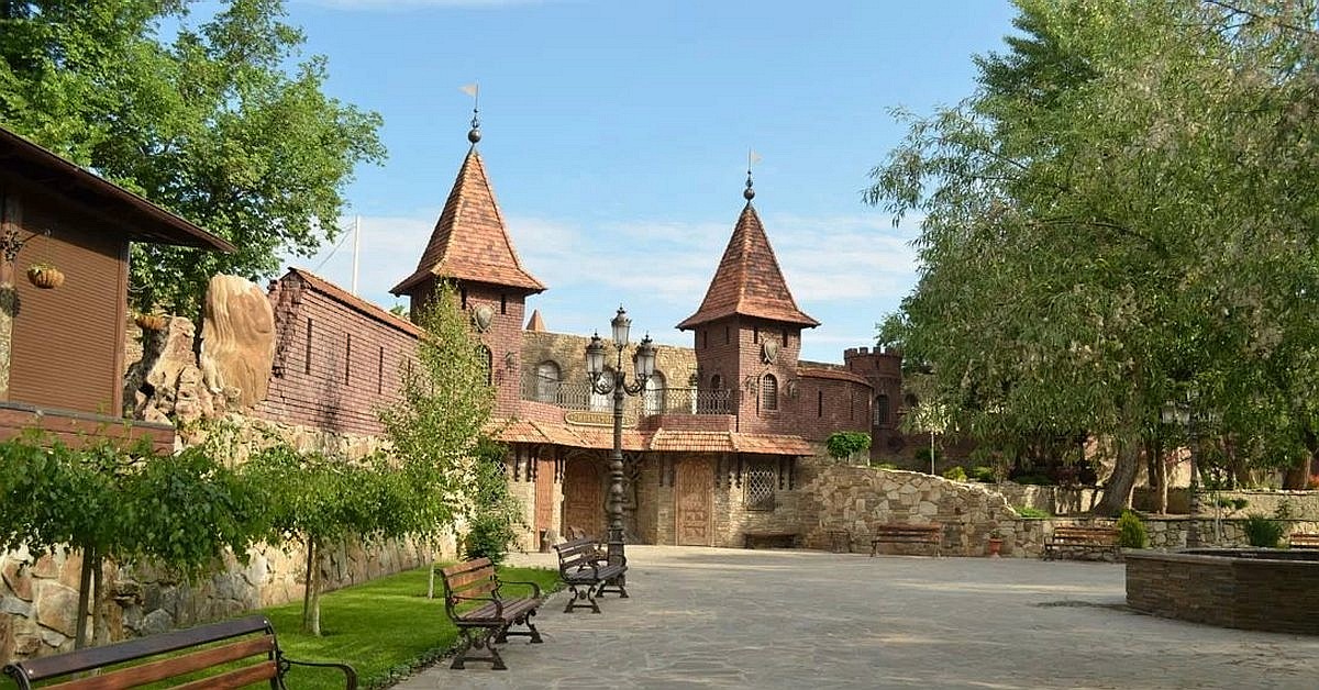 Building with towers - Staraya Stanitsa