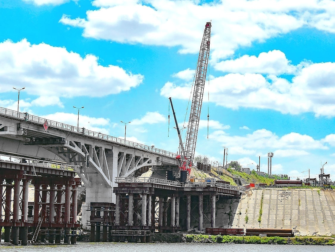 Temporary process pad for the construction of the new road bridge ...