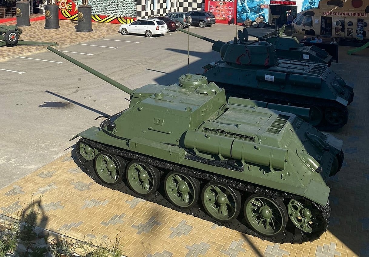 SU-100 self-propelled artillery vehicle on display - Kamensk-Shakhtinsky