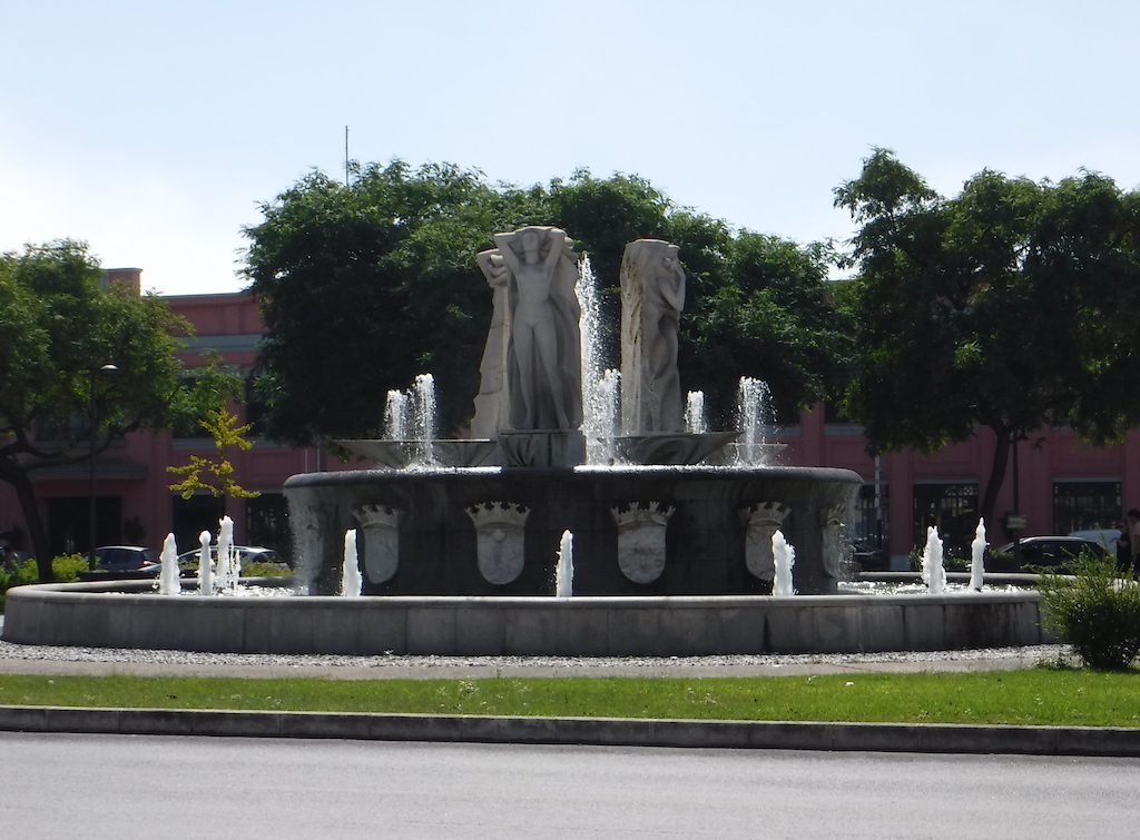 Fountain with statues - Setúbal