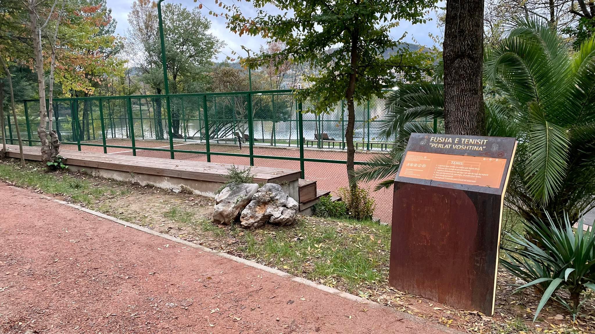 Fushat e tenisit "Perlat Voshtina" - Tiranë