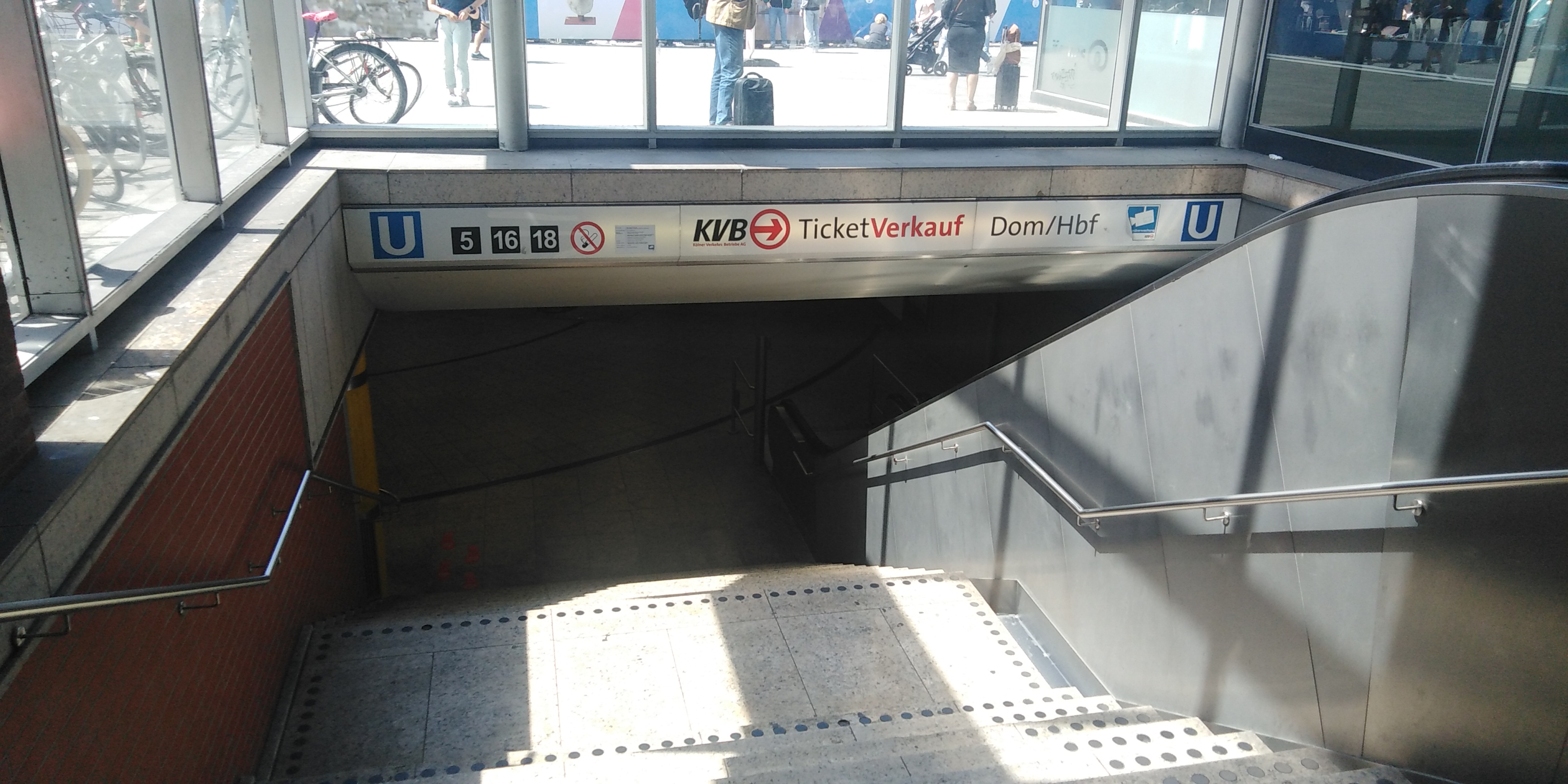 Zugang zur U-Bahn-Station Dom/Hauptbahnhof - Köln