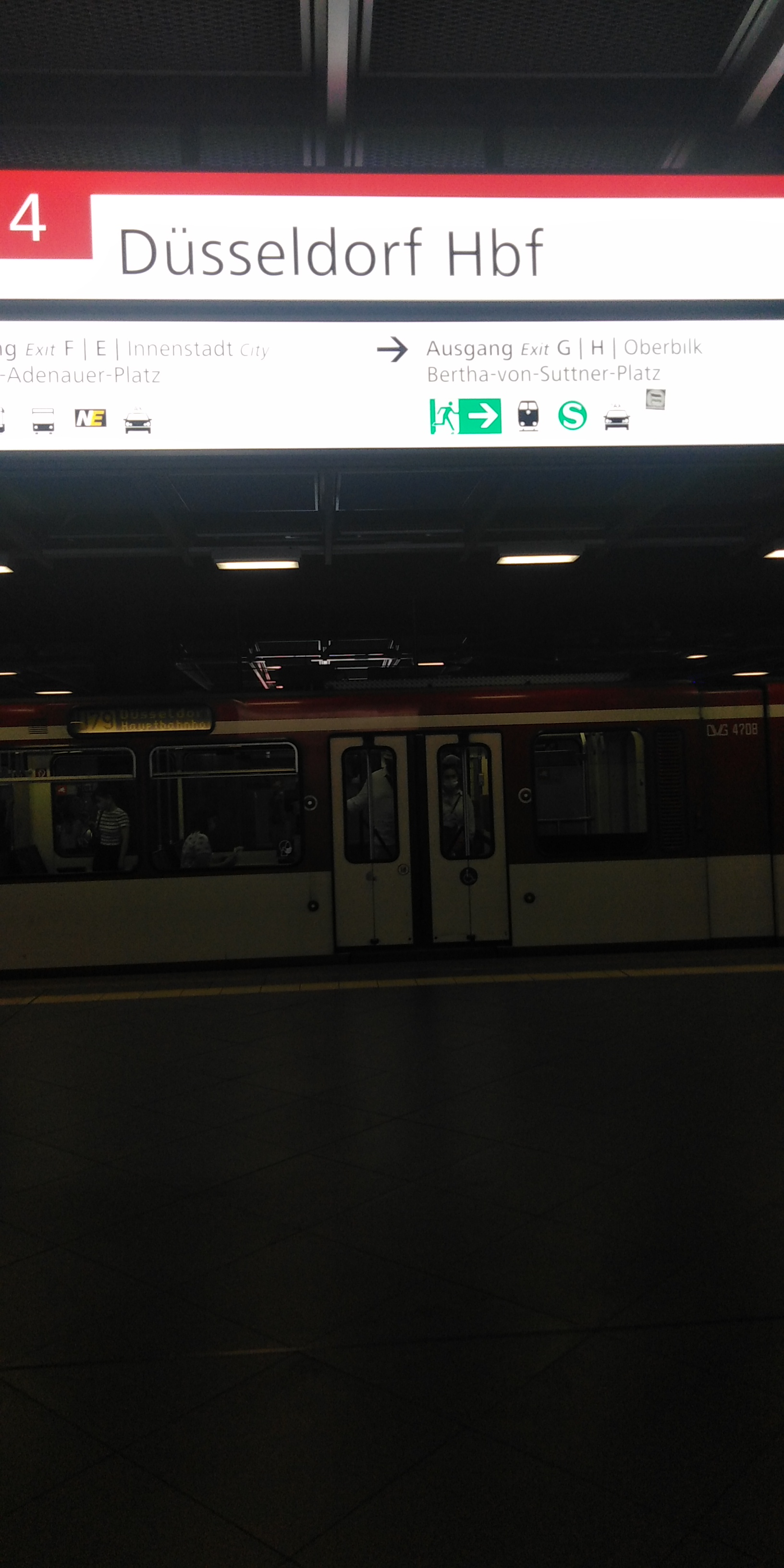 U-Bahn-Station Düsseldorf Hauptbahnhof - Düsseldorf