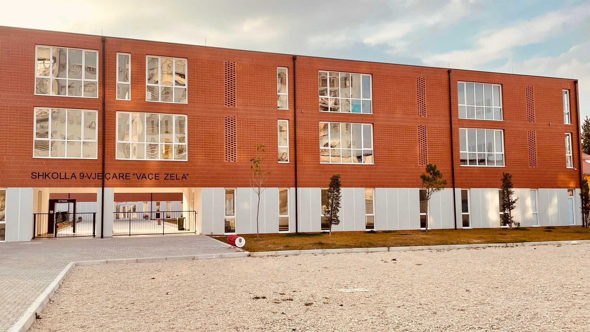 Shkolla e Mesme "Kristo Frashëri" + Shkolla 9-vjeçare "Vaçe Zela" - Tiranë