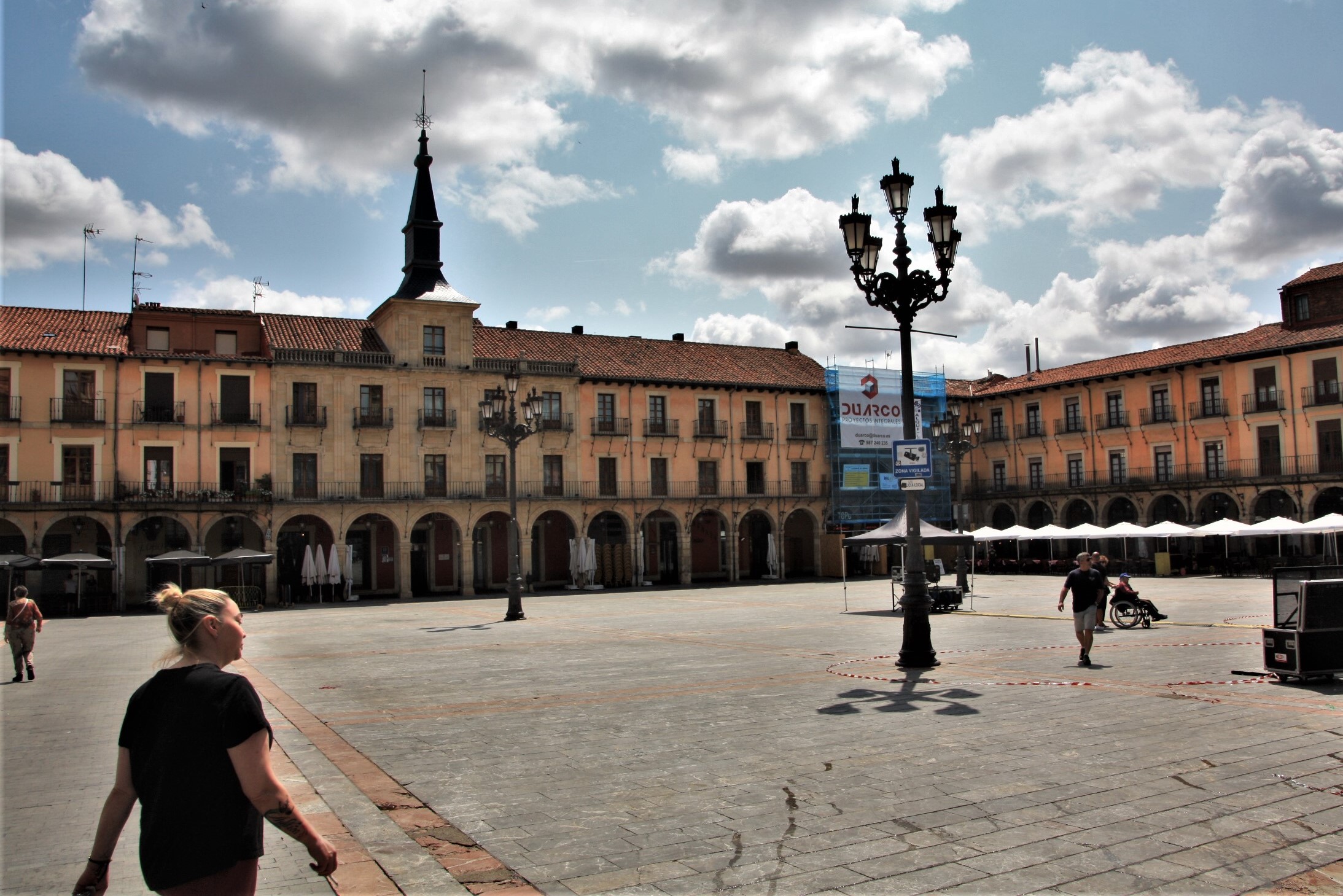 León