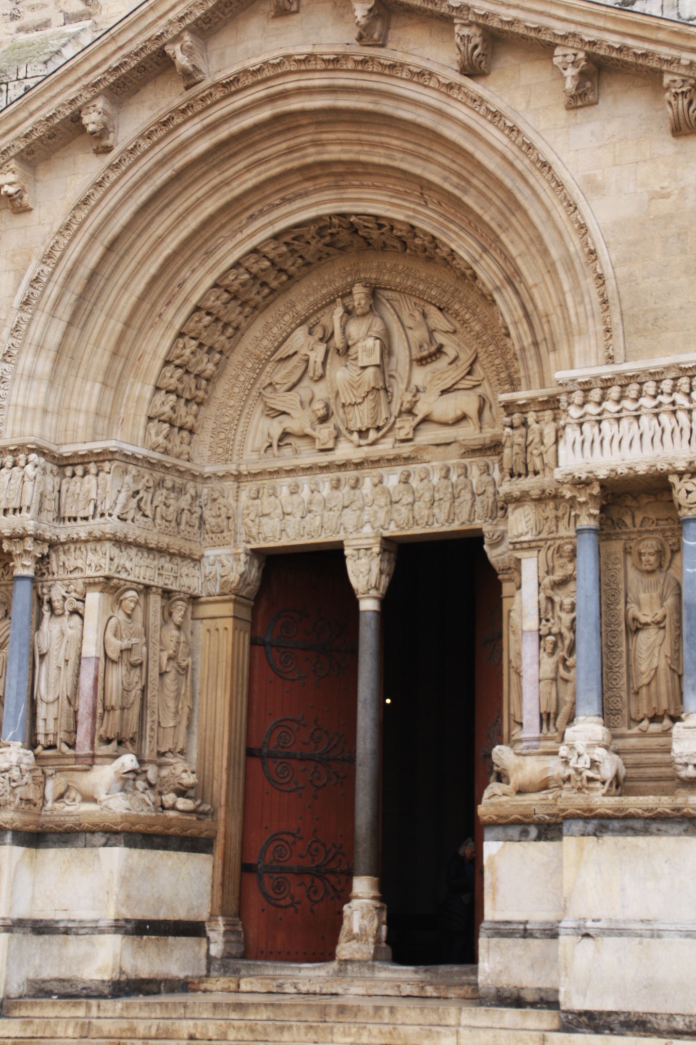 Portal und Tympanon - Arles