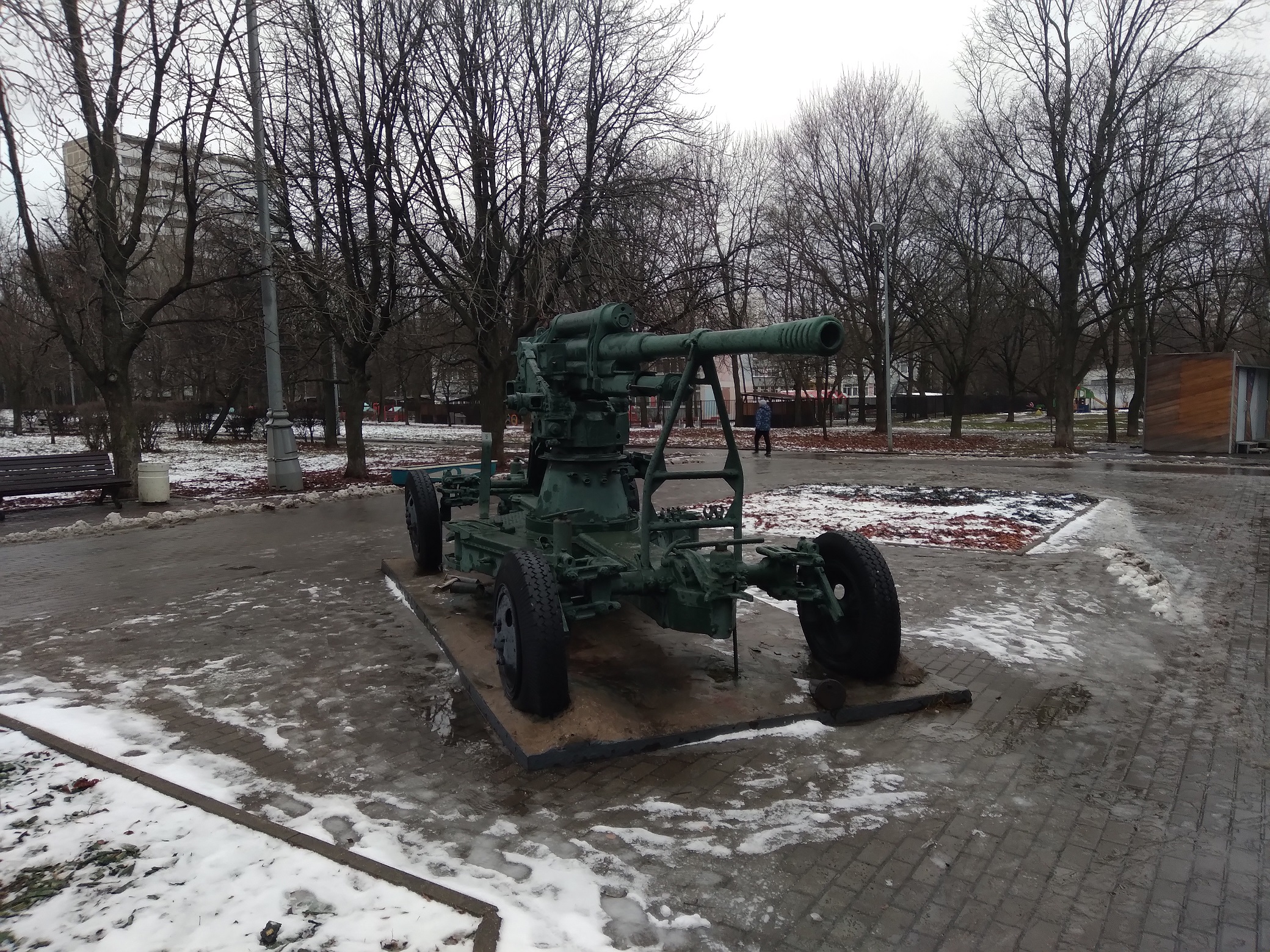 Soviet 85 mm air defense gun M1939 (52-K) as monument - Moscow