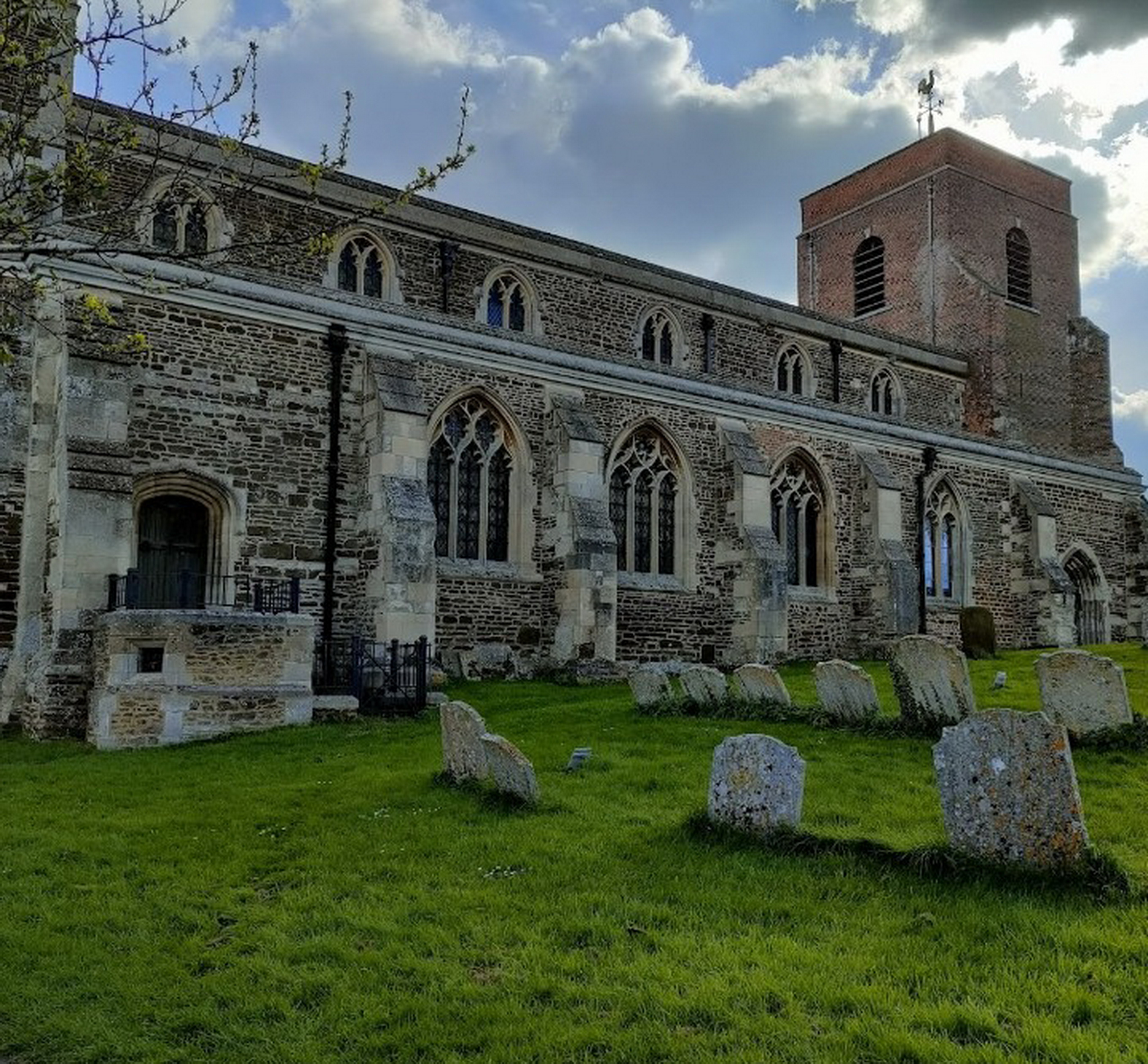 Shillington Parish Churchyard - Shillington