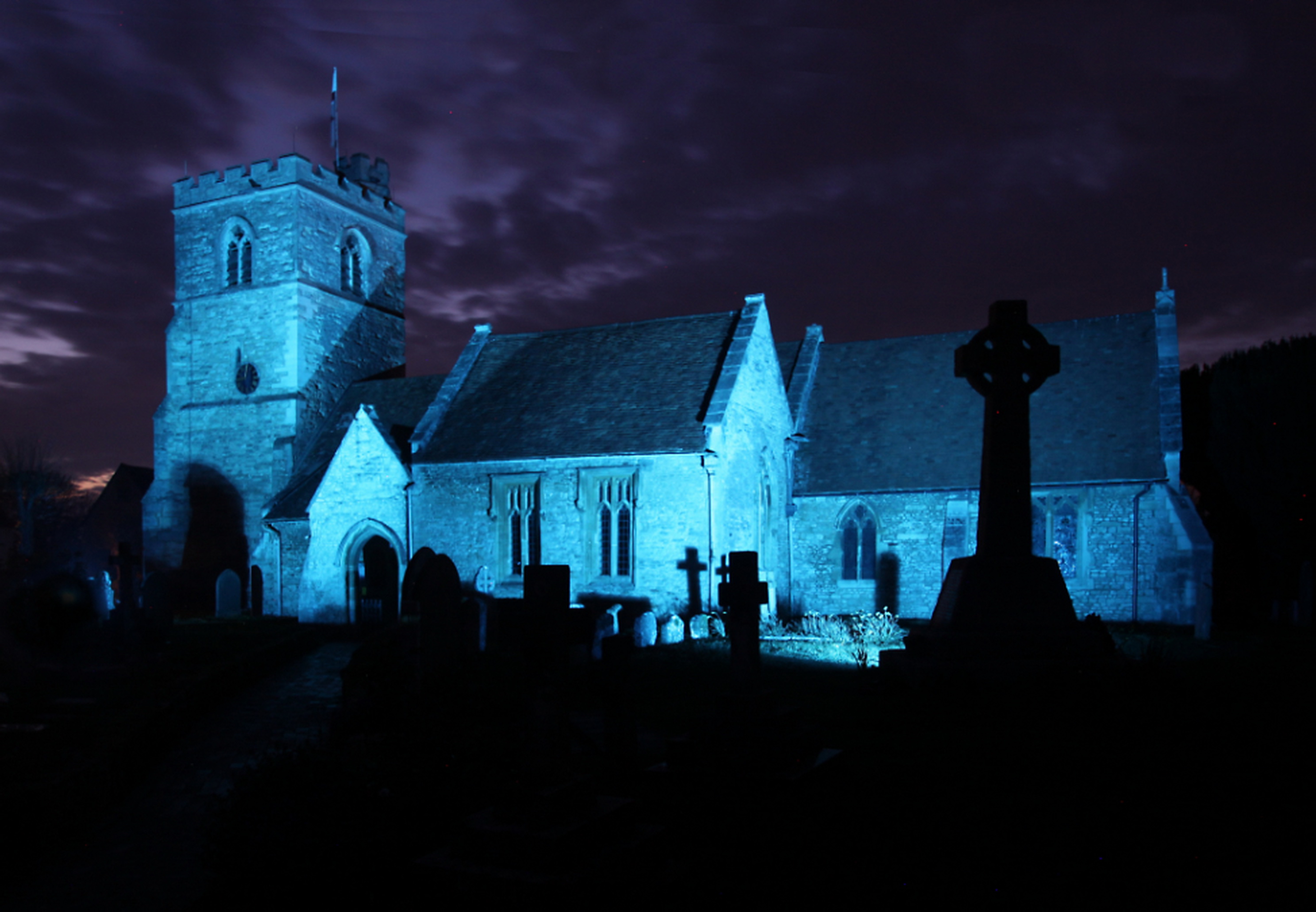 St Nicholas Churchyard - Cuddington