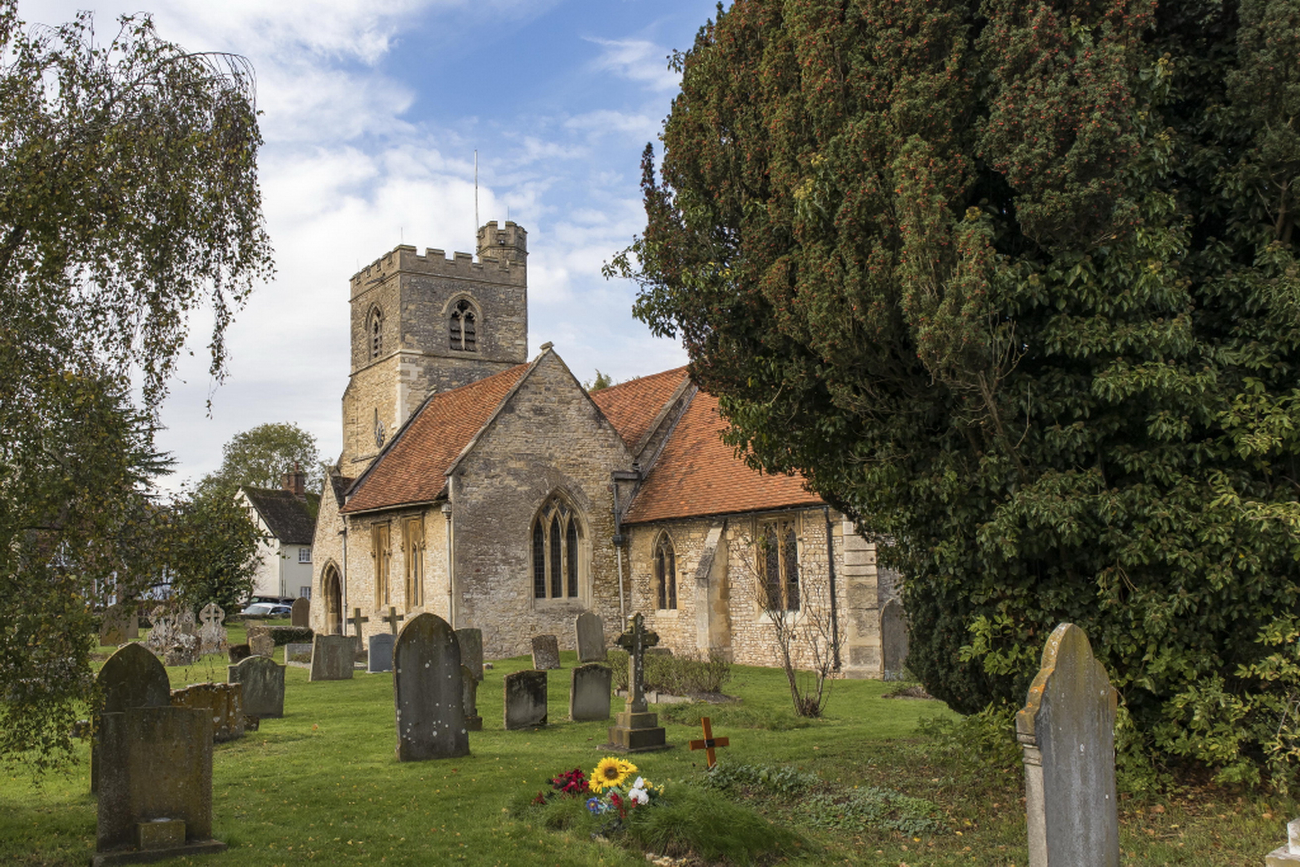 St Nicholas Churchyard - Cuddington