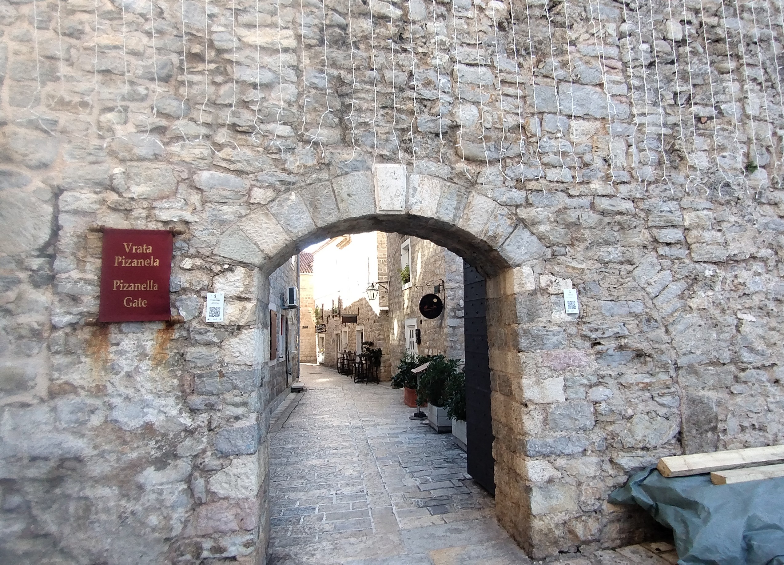 Pizanella Gate - Budva