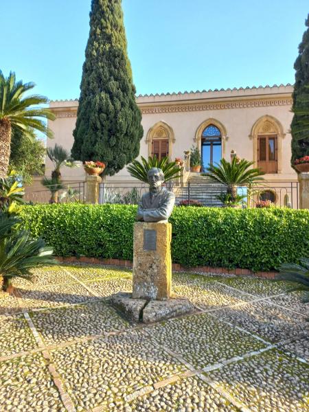 Monument to Alexander Hardcastle